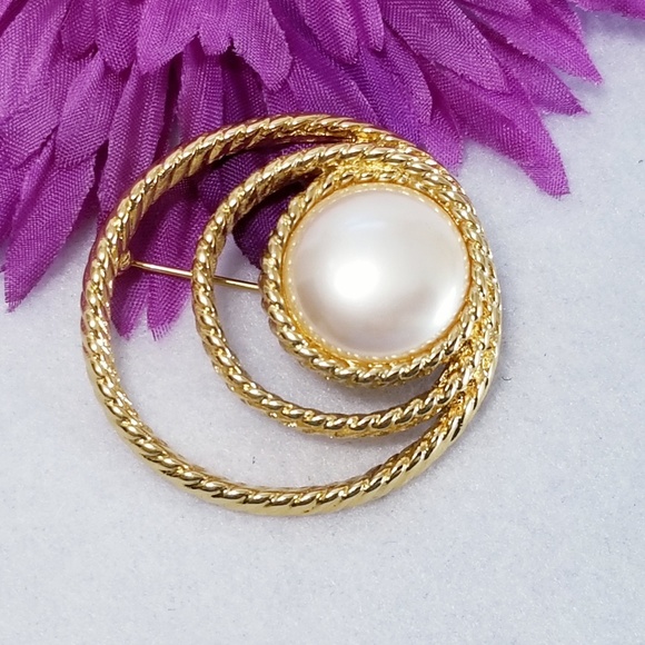 Monet | Jewelry | Vintage Monet Gold Tone Broochpin Wfaux Pearl | Poshmark